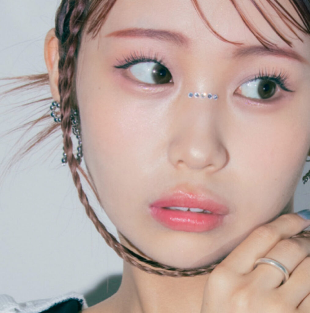 「Y2Kコーデ」はシアーなネオンメイクで抜け感UP♡